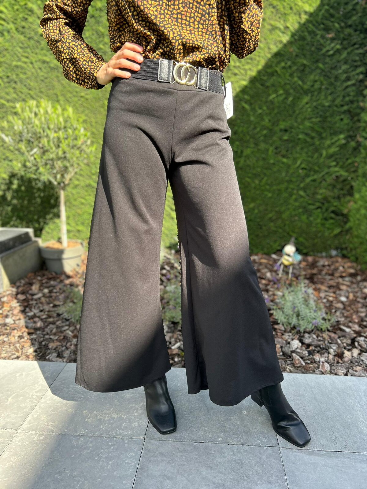 Losse broek in zwart met riem | Diva Fashion