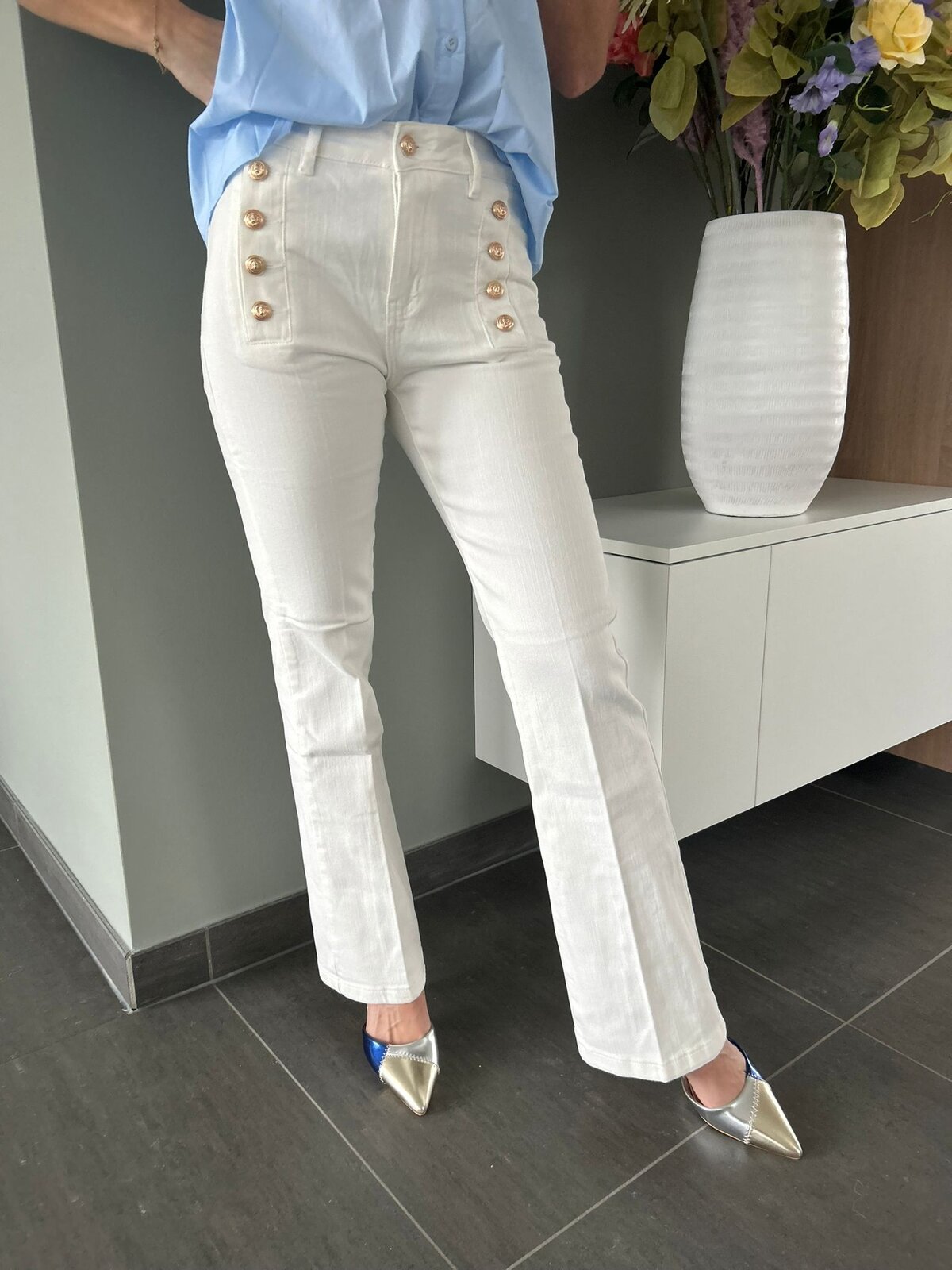 Flare broek met knopen in wit | Diva Fashion