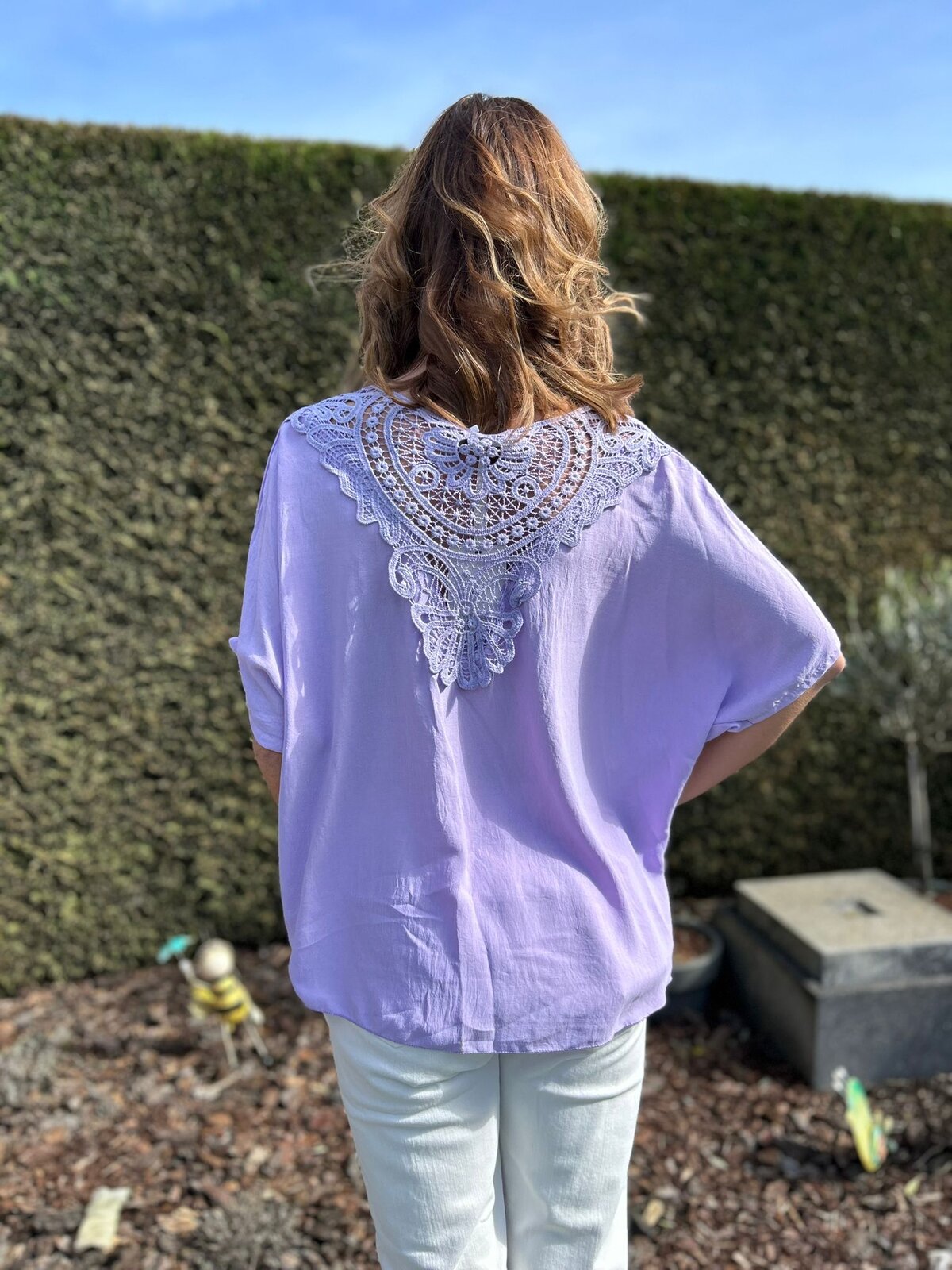 Bloes met knoop en kant op de rug in lila | Diva Fashion