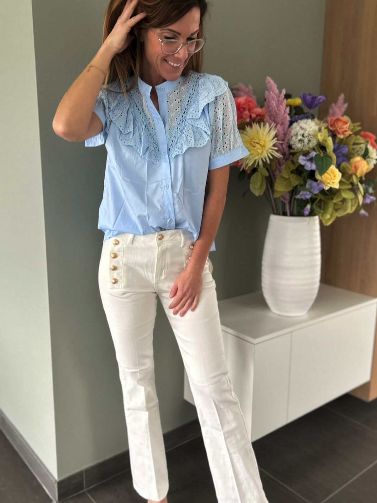 Flare broek met knopen in wit | Diva Fashion