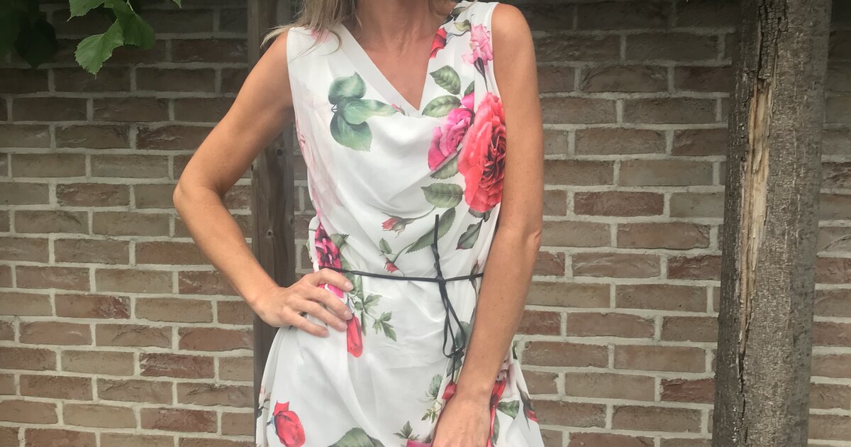 Kleedje wit rode bloemen | Diva Fashion